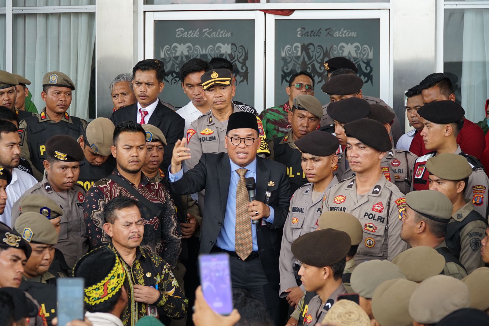 Puluhan Masyarakat Sampaikan Aspirasi, Ini Penjelasan Pj Bupati PPU