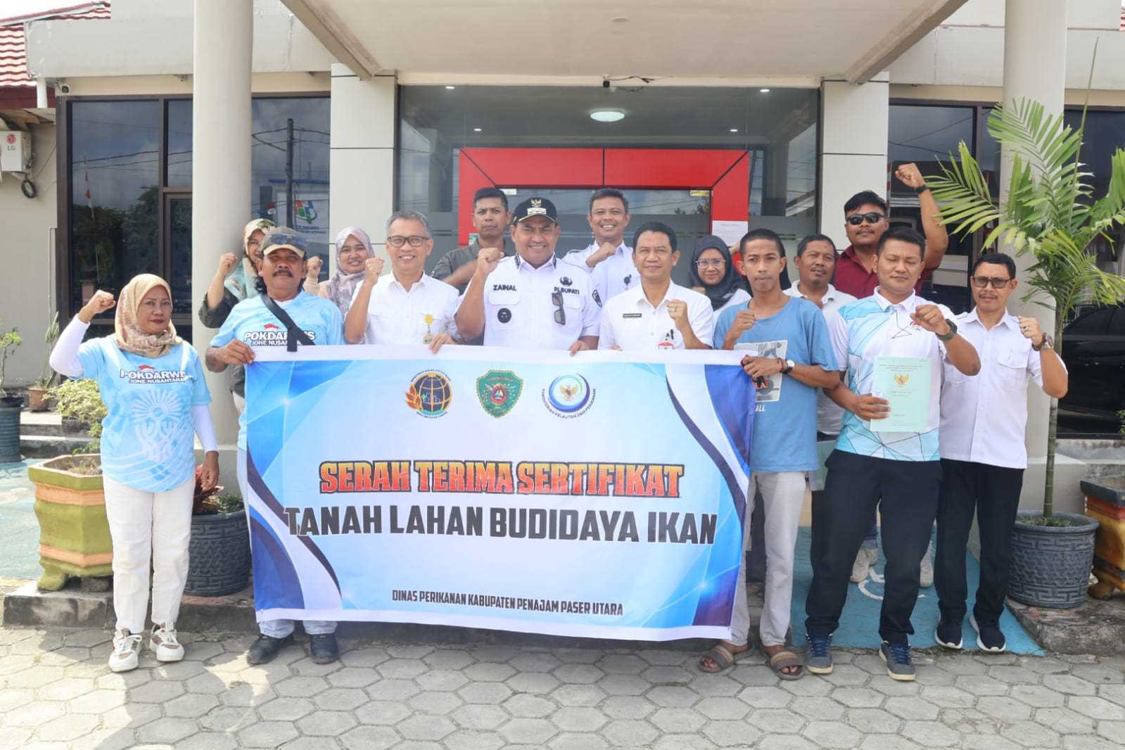 Pj Bupati PPU Serahkan Sertifikat Tanah Kepada Pemilik Lahan Tambak ... Pj Bupati PPU Serahkan Sertifikat Tanah Kepada Pemilik Lahan Tambak ...