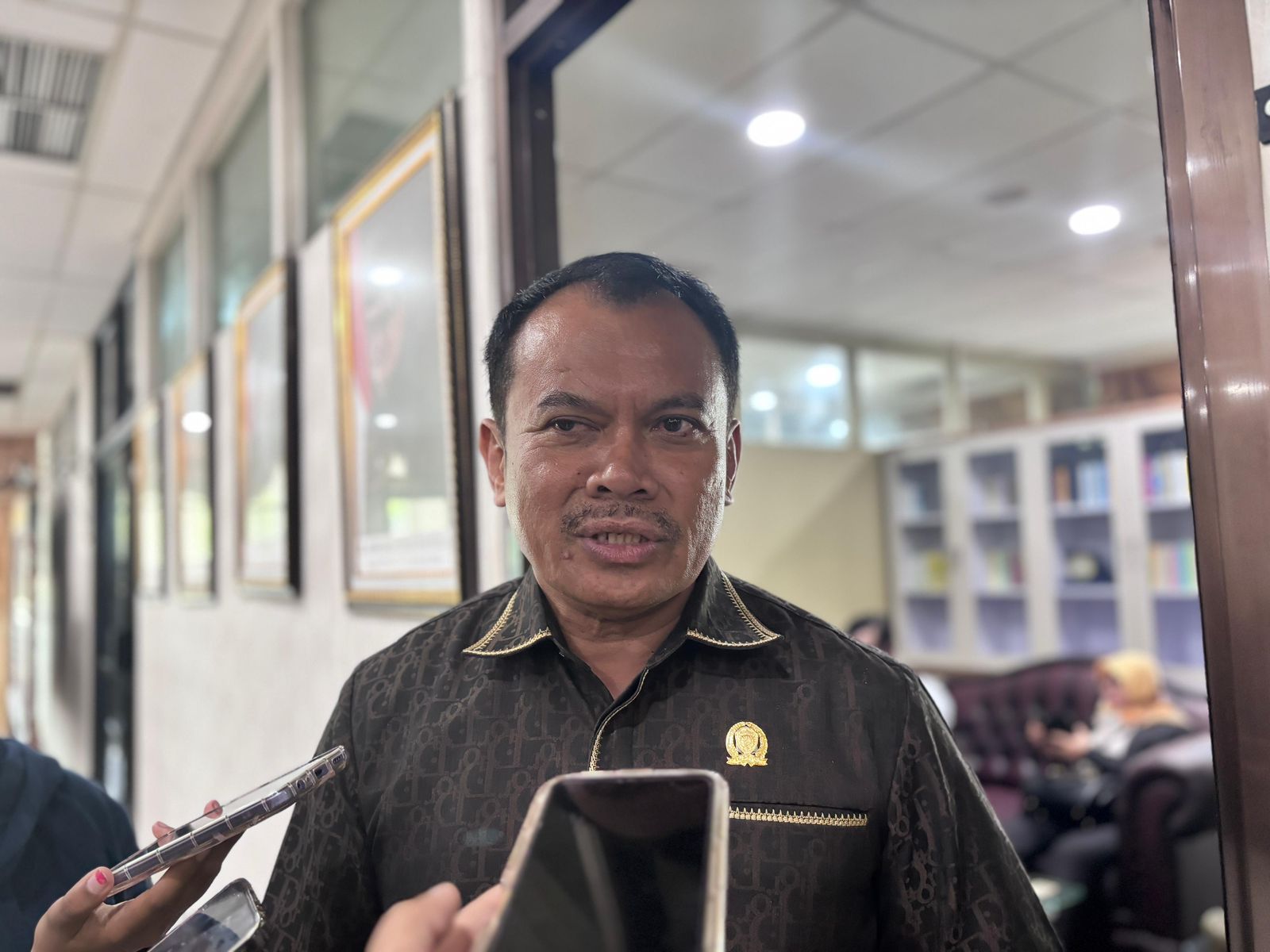 Andi Muhammad Yusuf Dorong Penyelesaian Rumah Adat Rekan Tatau